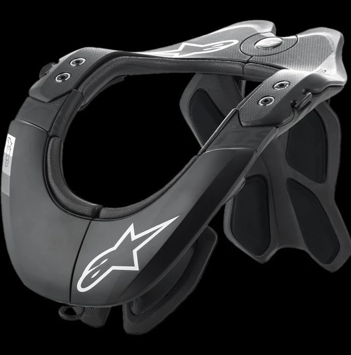 Protege tu cuello como un profesional con Alpinestars BNS Tech 2!